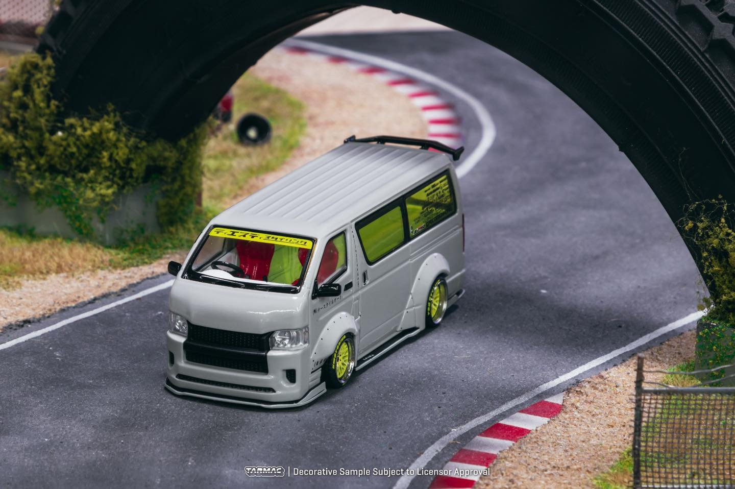 MODELO ESCALA 1/43 Toyota Hiace Widebody Grey - TARMACWORKS - Juguetes ...