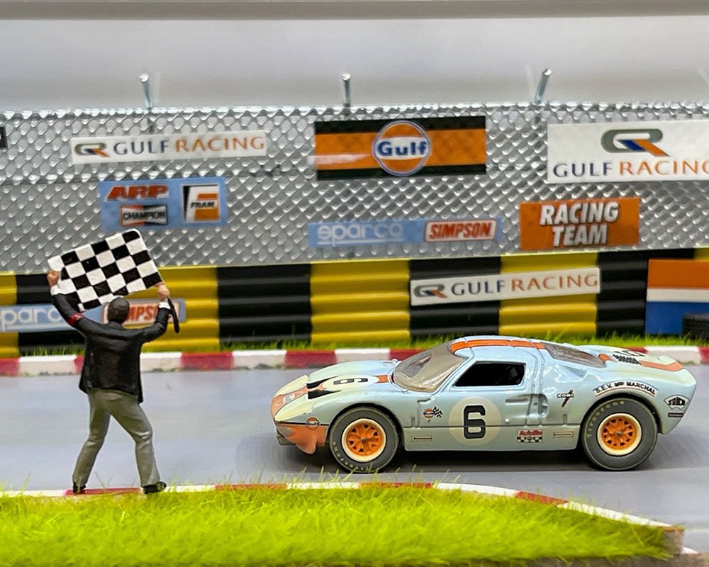 MODELO GULF Auto World x American Diorama 1:64 1965 Ford GT40 Race Worn ...